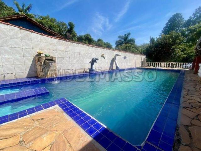 Chácara dentro de condomínio com piscina de alvenaria!
