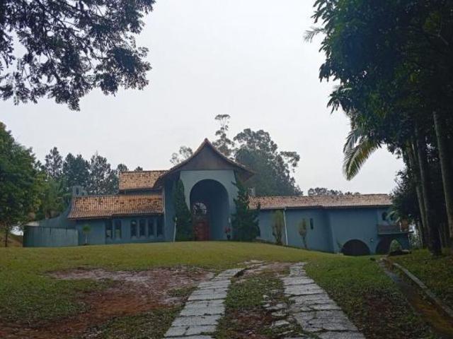 Chácara Exclusiva no Bairro do Tanque: Arquitetura Imponente, Lazer Completo e Locação Residencial o
