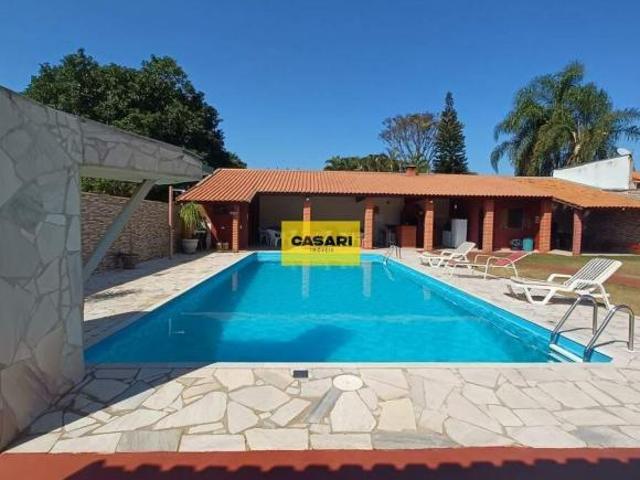 Chácara em bairro tranquilo, com 4 dormitórios, espaço gourmet e linda piscina em Boituva/SP