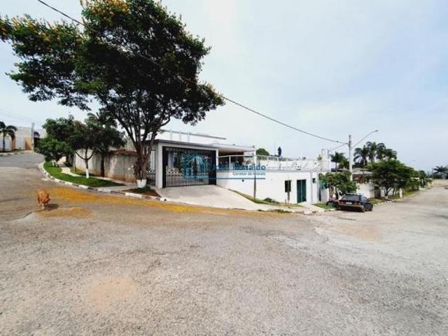 Chácara em condomínio com 4 suítes, piscina e churrasqueira. Cidade de Atibaia