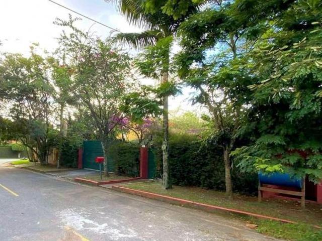 Chácara em Condomínio fechado com Casa Térrea com 3 Suítes, Piscina e Espaço Gourmet em Terreno Plan