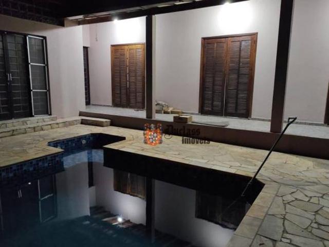Chácara em Jundiaí, com ampla casa, escritório, galpão, área de lazer, piscina, bosque