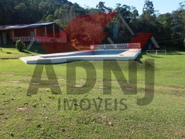 Chácara em Juquitiba com piscina e campo de futebol
