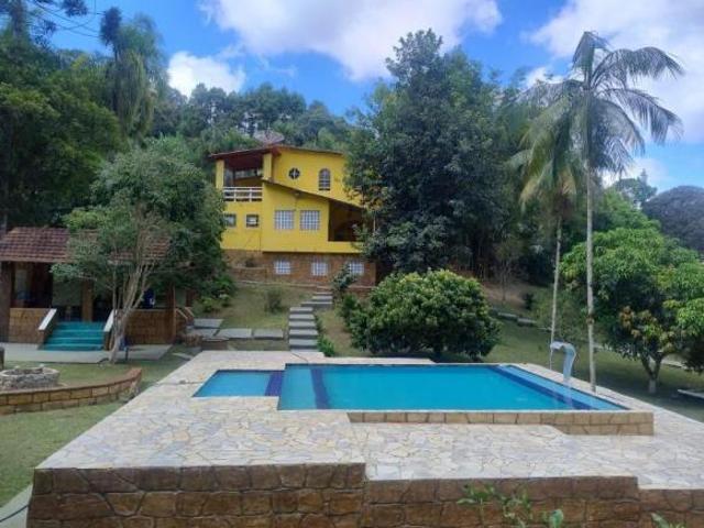 Chácara em Juquitiba com piscina e lago