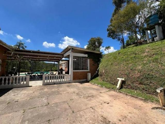 Chácara em Juquitiba com piscina e três lagos