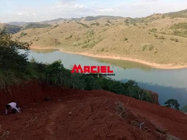 Chacara em Jambeiro com 3000 mil metros de terreno, na beirada da represa, casa com 02 dormitorios