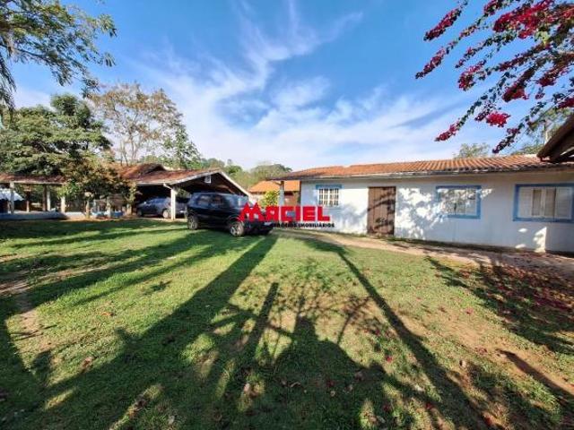 Chácara em Jambeiro 1.500m² com Piscina, Poço, Árvores Frutíferas, Chalé, Sauna, Capela e Muito Mais