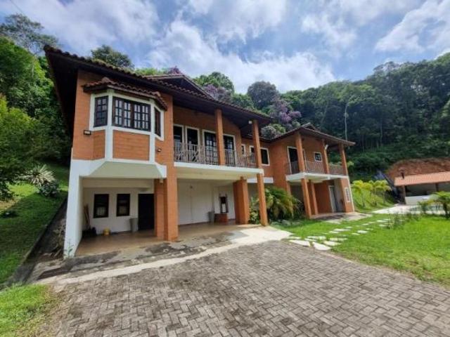 Chácara em São Lourenço da Serra com ótima localização e casa alto padrão