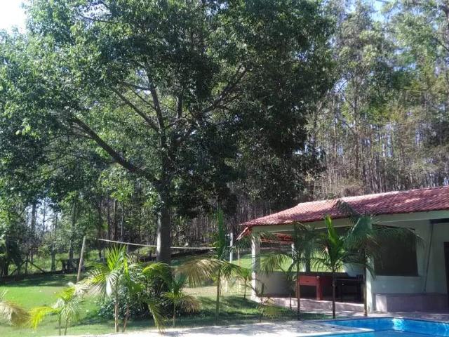 Chácara em Santa Isabel com piscina, mini campo, salão de jogos para até 18 pessoas