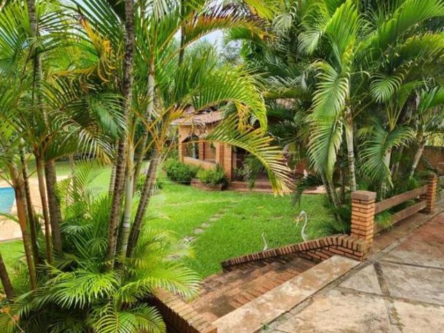 Chácara espaçosa e completa com casa Principal, área de lazer e localização privilegiada