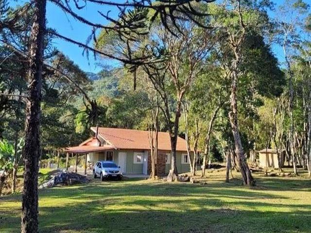 Chácara formada, com casa aconchegante no alto da montanha