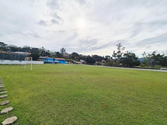 Chácara formada com lago, piscina e salão