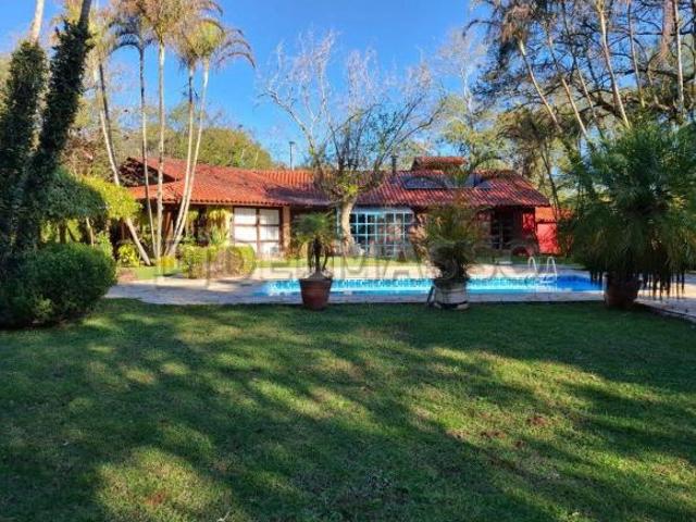 Chácara incrível com piscina e um gramado enorme!