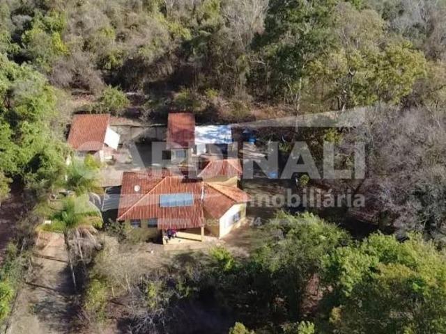 Chácara localizada dentro do Condomínio Val Paraiso 1, Bem localizada e segura