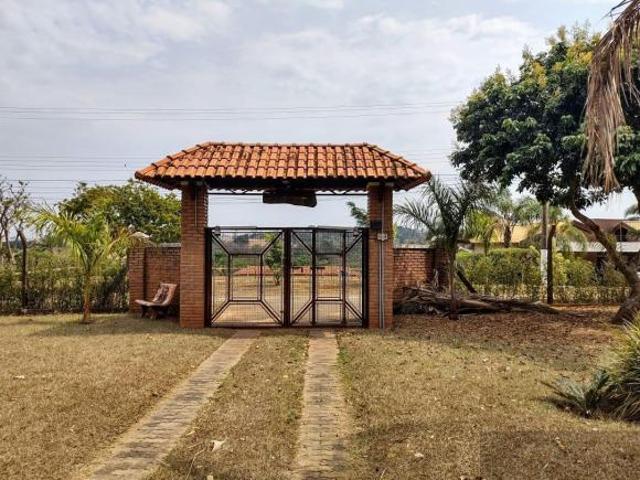 Chácara para Venda em Marília, Condomínio Green Valley, 3 dormitórios, 1 suíte, 4 banheiros, 4 vagas