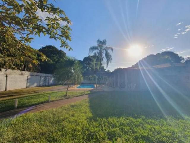 Chácara para venda ou locação com área de lazer com piscina e varanda com área de churrasco no Condo