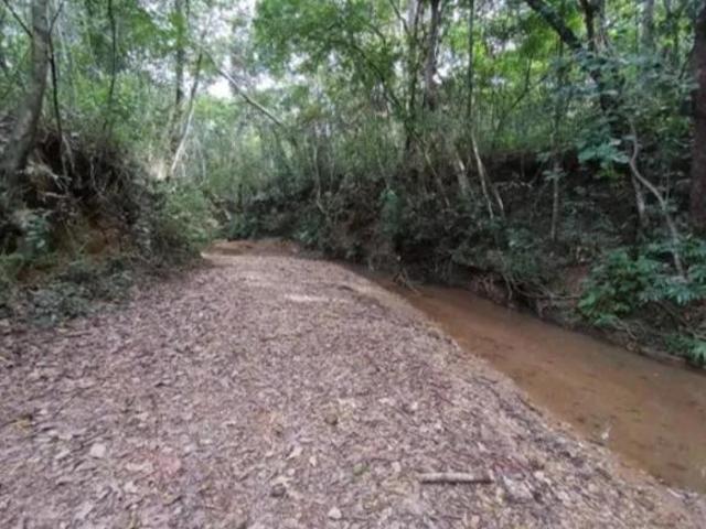 Chácara plana com córrego na propriedade em condomínio no Altiplano Leste