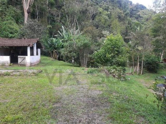 Chácara simples à venda em São Lourenço da Serra / SP com 04 lagos e boa localização