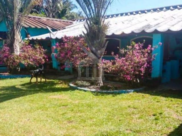 Chácara toda murada com ótima localização no Embu Guaçu, com 3 casas no terreno