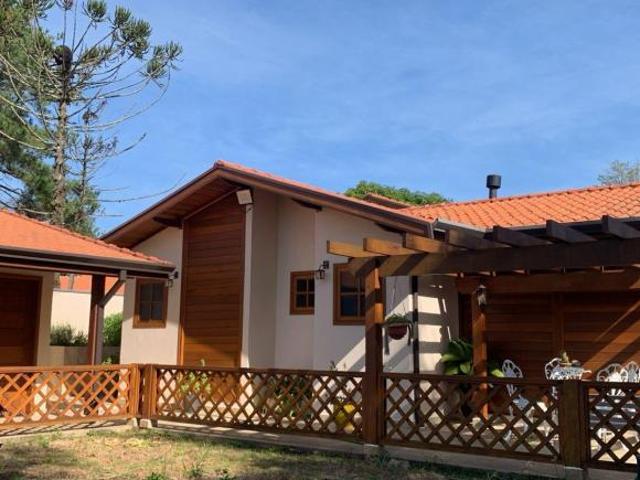 Chacará / 250m²/ 2 suítes/ sala com lareira/ espaço gourmet/ pomar