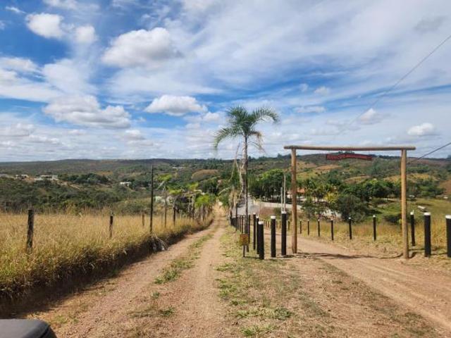 Chácara 2ha BR 060, 2km do asfalto, com córrego e casa ao lado de resort