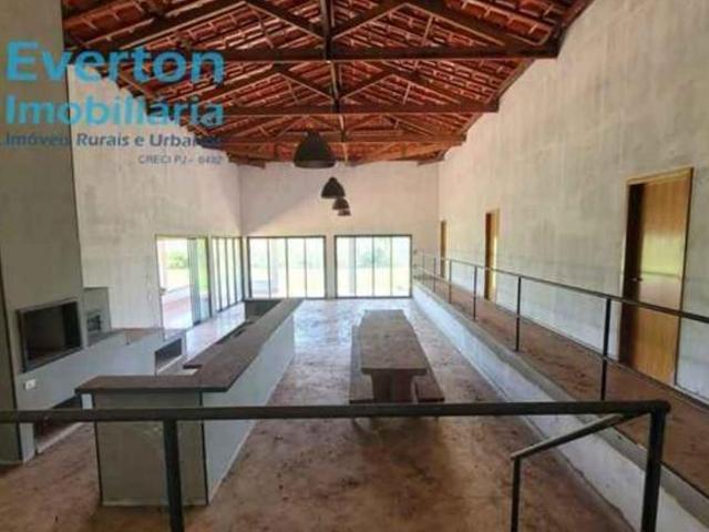 Chácara 5.000m2 condomínio fechado Lago Verde. Localizada a 37km de Uberlândia, com 06 suítes, cozi