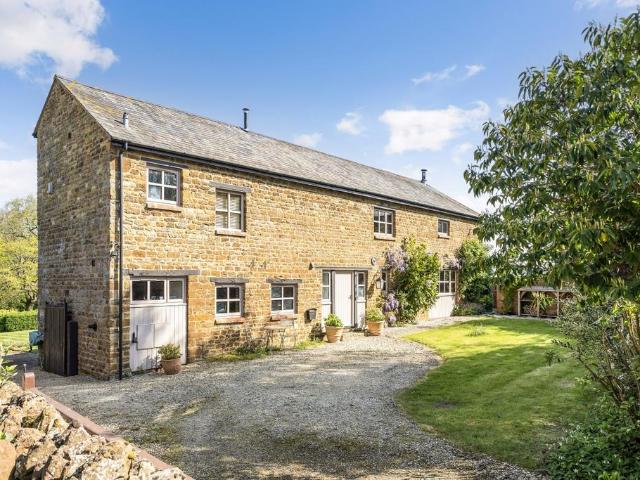 Chacombe OX17 4 bed barn to rent £4,850 pcm £1,119 pw