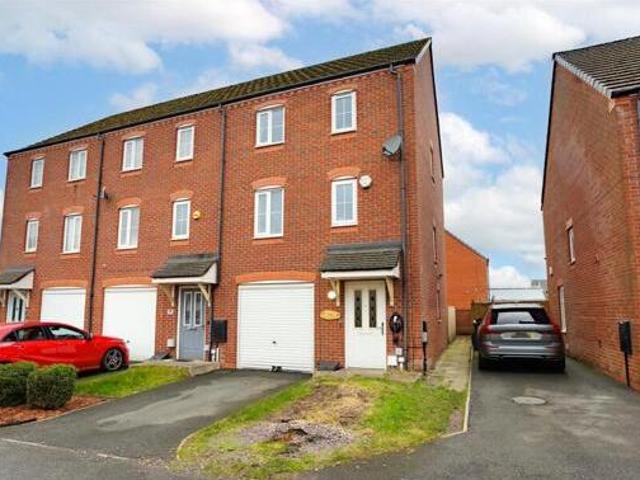 Chadderton, North Dene Park, Oldham, 4 Bedroom Semi detached