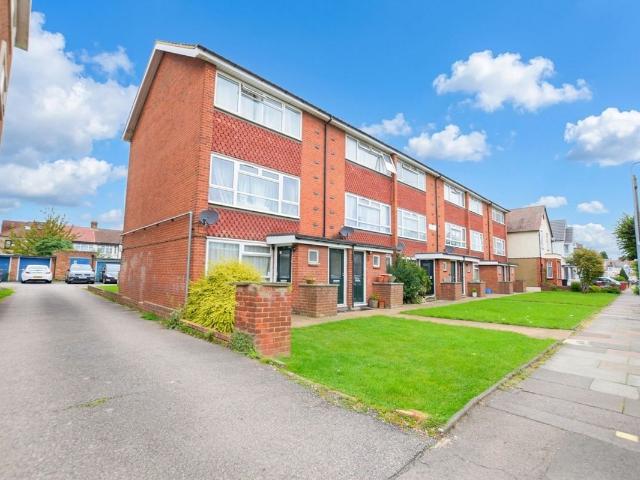 Chadwell Avenue, Romford RM6, 2 bed maisonette to rent, £1,800 pcm | PrimeLocation