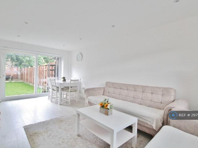 Chadwell Avenue, Waltham Cross, EN8 2 bed terraced house to rent £1,900 pcm £438 pw