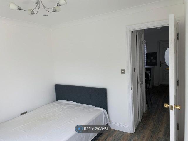Chadwell Heath, Romford RM6, Room to rent, £1,350 pcm | PrimeLocation