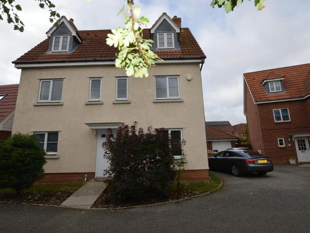 Chaffinch Road, Bury St Edmunds 5 bed detached house to rent £2,350 pcm £542 pw