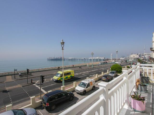 Chain Pier House, Marine Parade, Brighton BN2, 2 bed flat to rent, £1,900 pcm | PrimeLocation