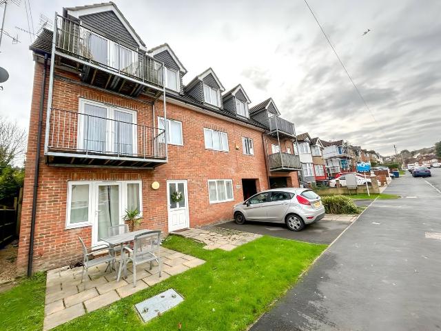 Chairborough Road, Cressex Business Park, High Wycombe HP12, 2 bed flat to rent, £1,400 pcm | PrimeLocation