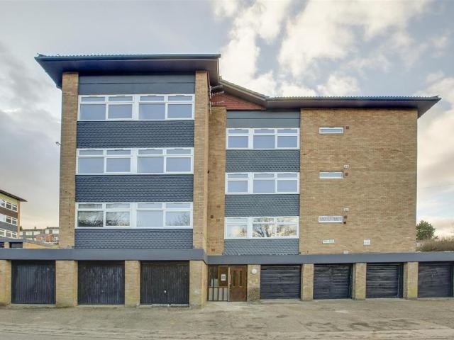 Chairborough Road, High Wycombe HP12 1 bed apartment to rent £1,150 pcm £265 pw