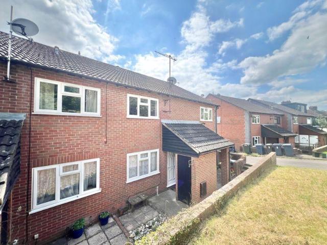 Chairborough Road, High Wycombe HP12 1 bed property to rent £1,095 pcm £253 pw