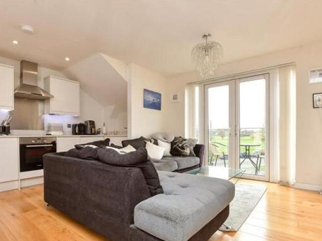 Chaldon Road, Caterham, 2 Bedroom Flat
