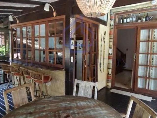 CHALÉ À VENDA EM CONDOMÍNIO ARBORIZADO COM PISCINA EM ILHABELA SP