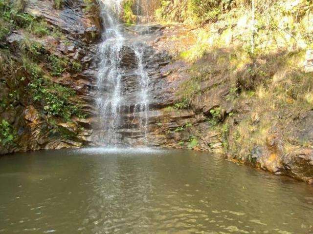 Chalé com espaço gourmet jardins e pomar cachoeira e clube de luxo