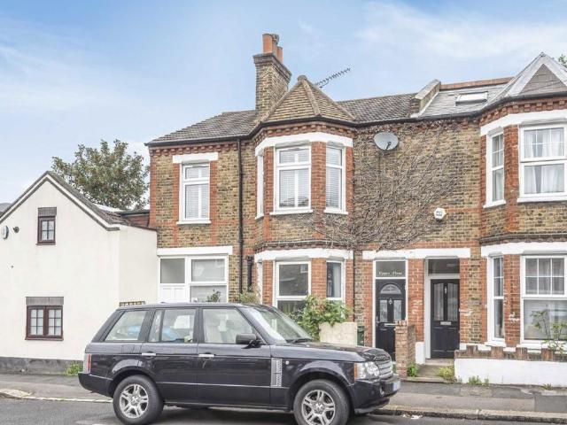 Chale Road, London SW2 3 bed flat to rent £3,200 pcm £738 pw