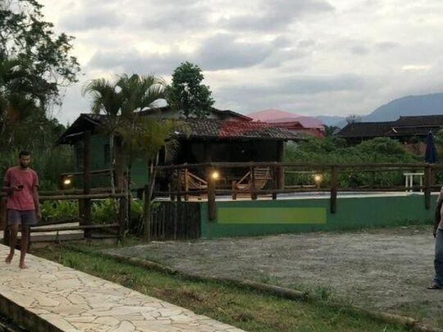 Chalés com muito verde próximo a praia de Camburizinho