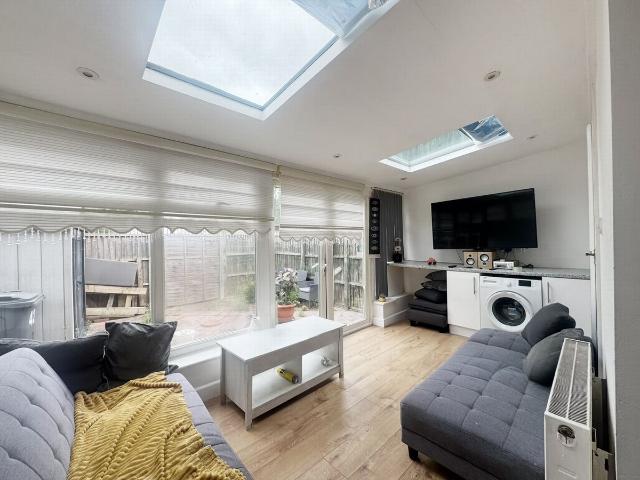 Chalfont Walk, Woodford IG8, 2 bed flat to rent, £2,000 pcm | PrimeLocation