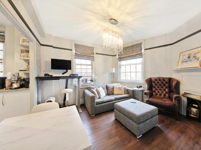 Chalfont Court, Baker Street. 1 bed flat to rent £3,000 pcm £692 pw