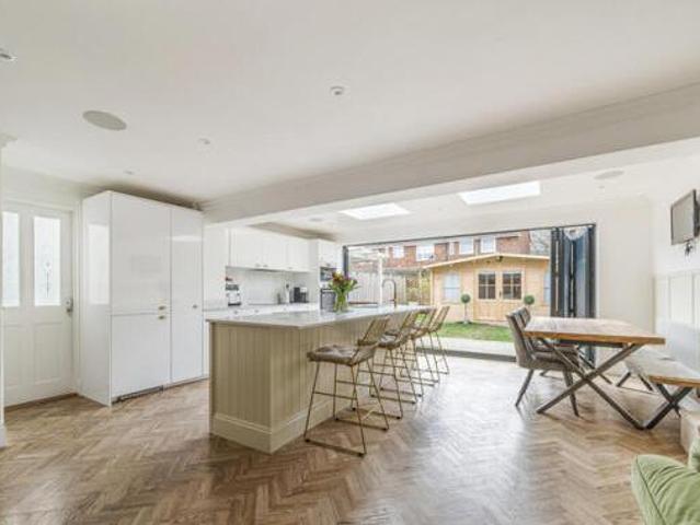 Chalfont Drive, Rainham, 3 Bedroom Semi detached