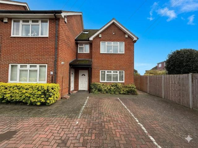 Chalfont Mews, Hillingdon, Uxbridge. 3 bed flat to rent £2,000 pcm £462 pw