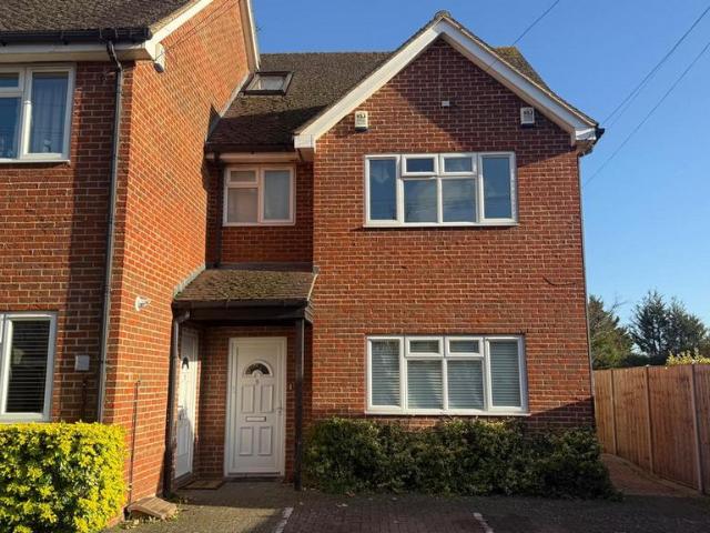 Chalfont Mews, Uxbridge, UB10 3 bed flat to rent £2,000 pcm £462 pw