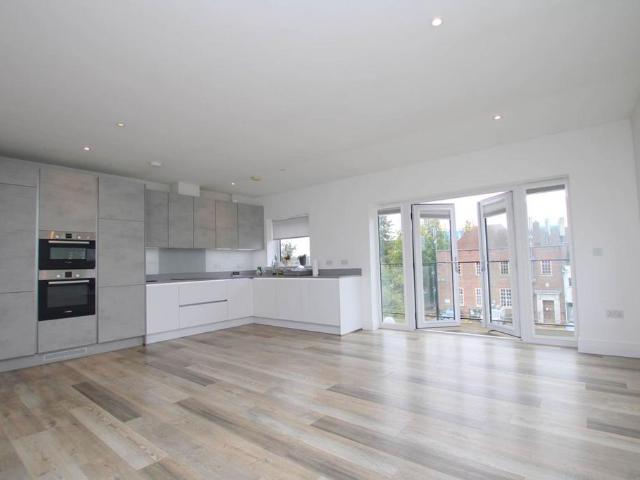 Chalfont Station Road, Little. 2 bed flat to rent £1,750 pcm £404 pw