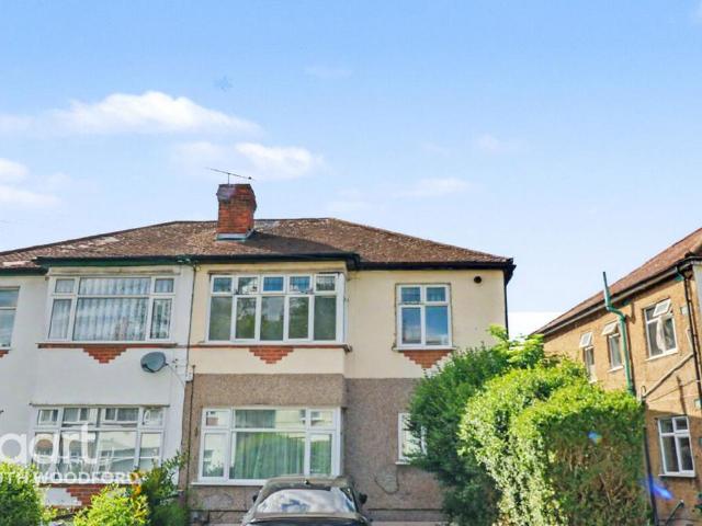 Chalford Walk, WOODFORD GREEN 2 bed flat to rent £1,750 pcm £404 pw