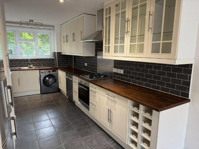 Chalford Court, Putney Hill 3 bed ground floor flat to rent £2,795 pcm £645 pw