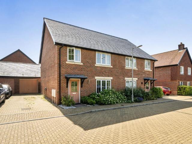 Chalk Dell, Winchester SO21 4 bed semi detached house to rent £2,350 pcm £542 pw